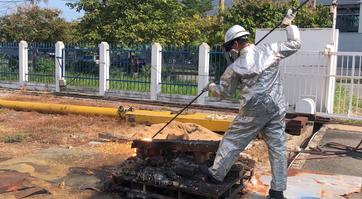 Oxyacetylene Torch Usage In Thermic Lance Cutting